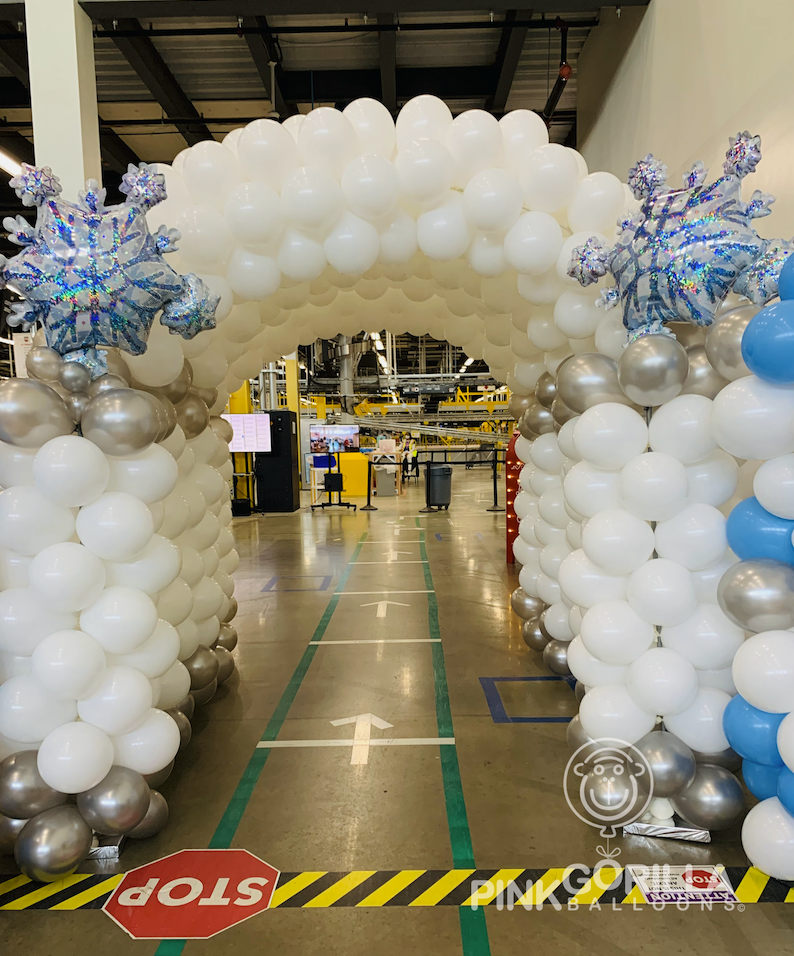 balloon winter igloo scene - Pink Gorilla Balloons